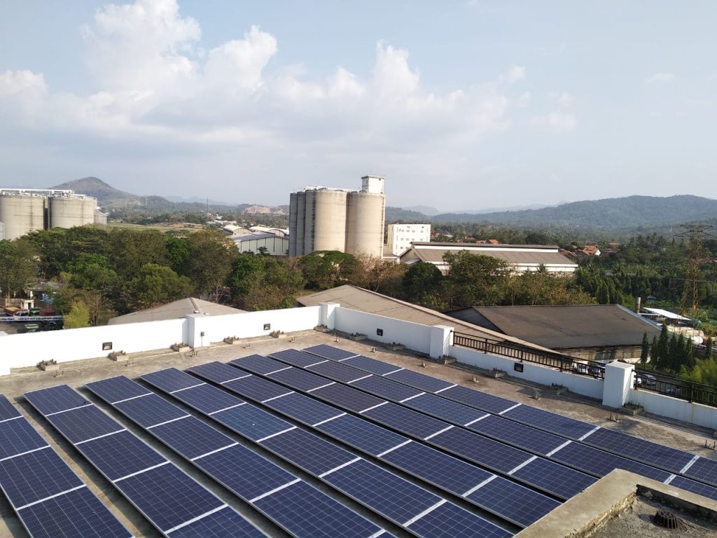 PT. Utomodeck Pasang PLTS Rooftop Podusen Kilang Gula Terbesar di Jawa ...